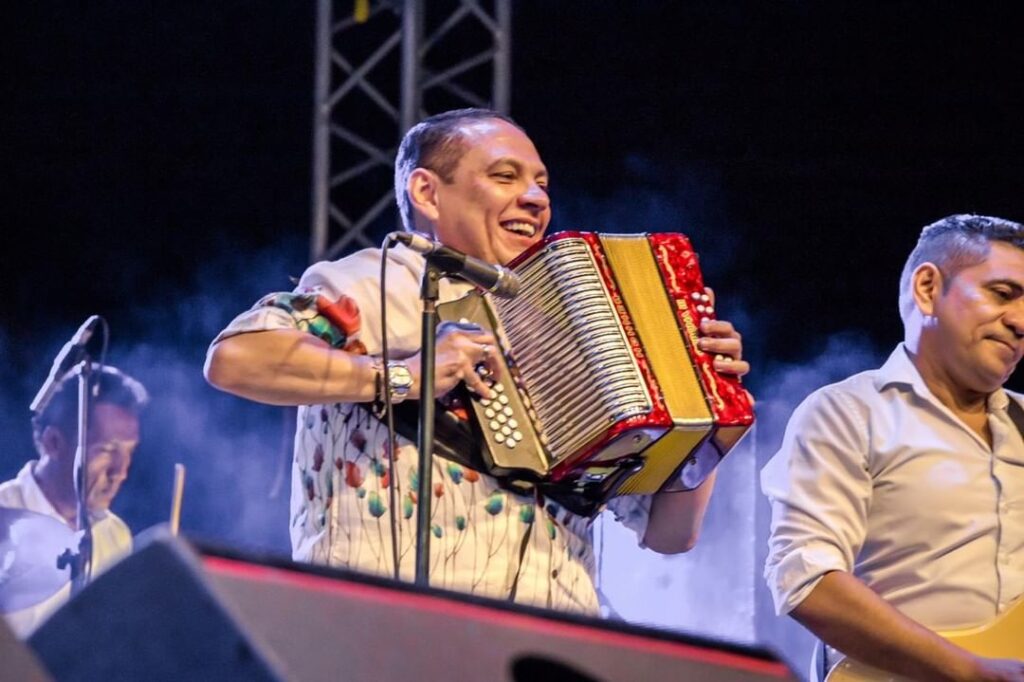 Del acordeón al teclado, la nueva apuesta del ‘Cocha’ Molina para ...