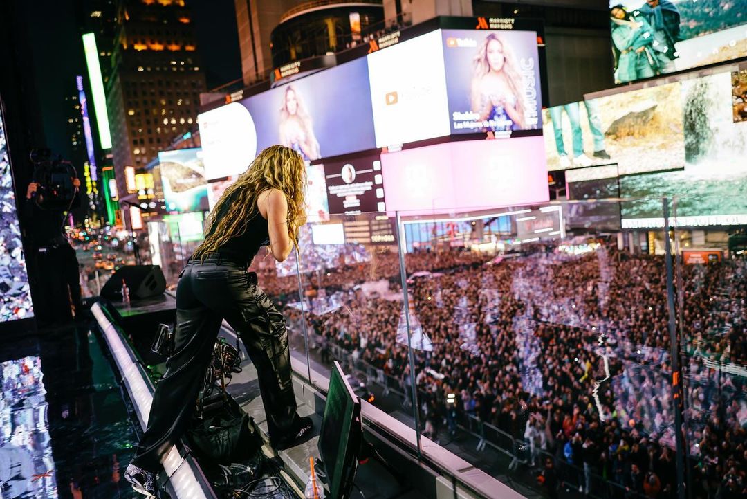 Shakira sorprende en Times Square con presentación gratuita de su nuevo ...