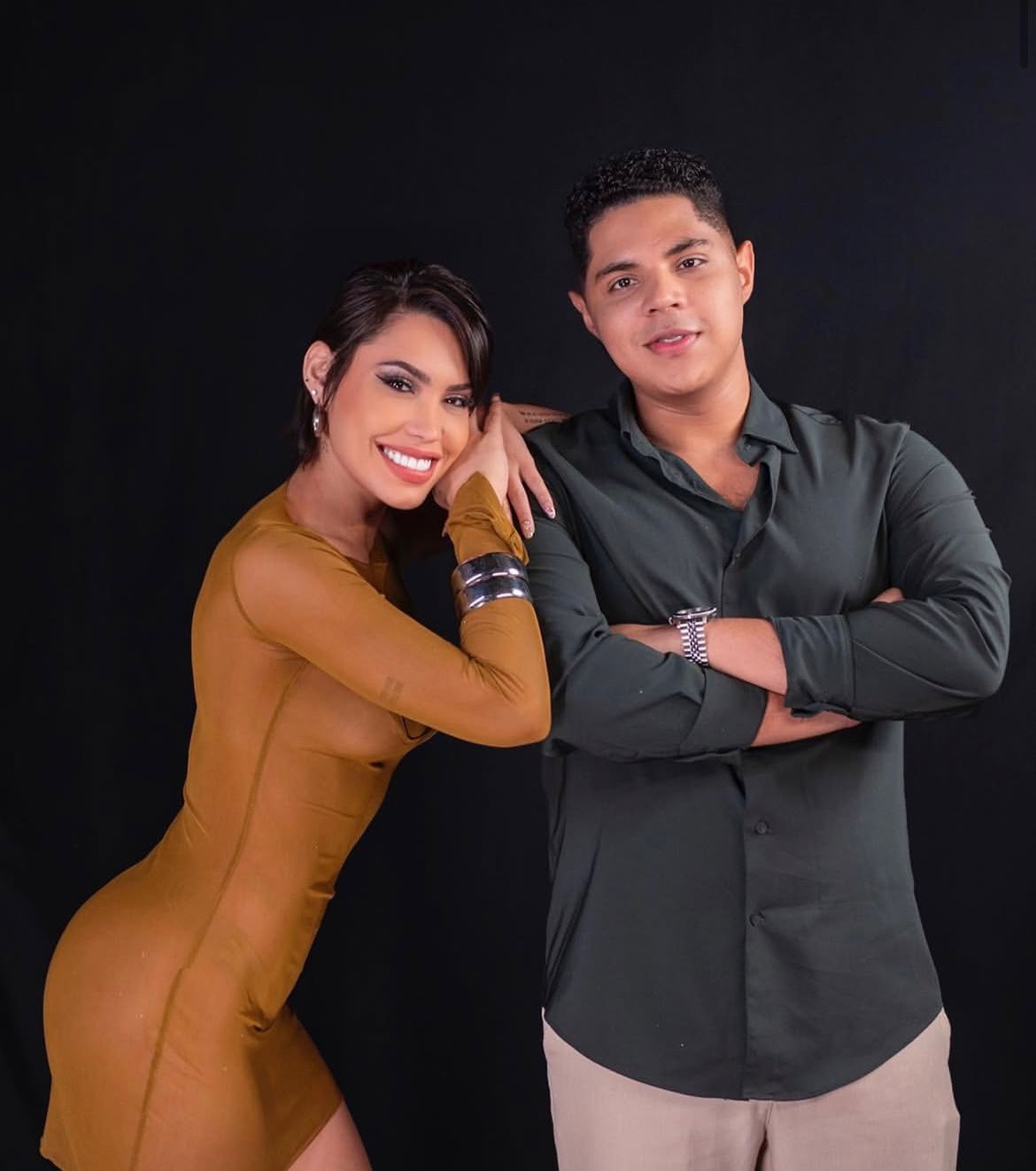 Ana del Castillo le da la bienvenida a su nuevo mánager, Roland ...