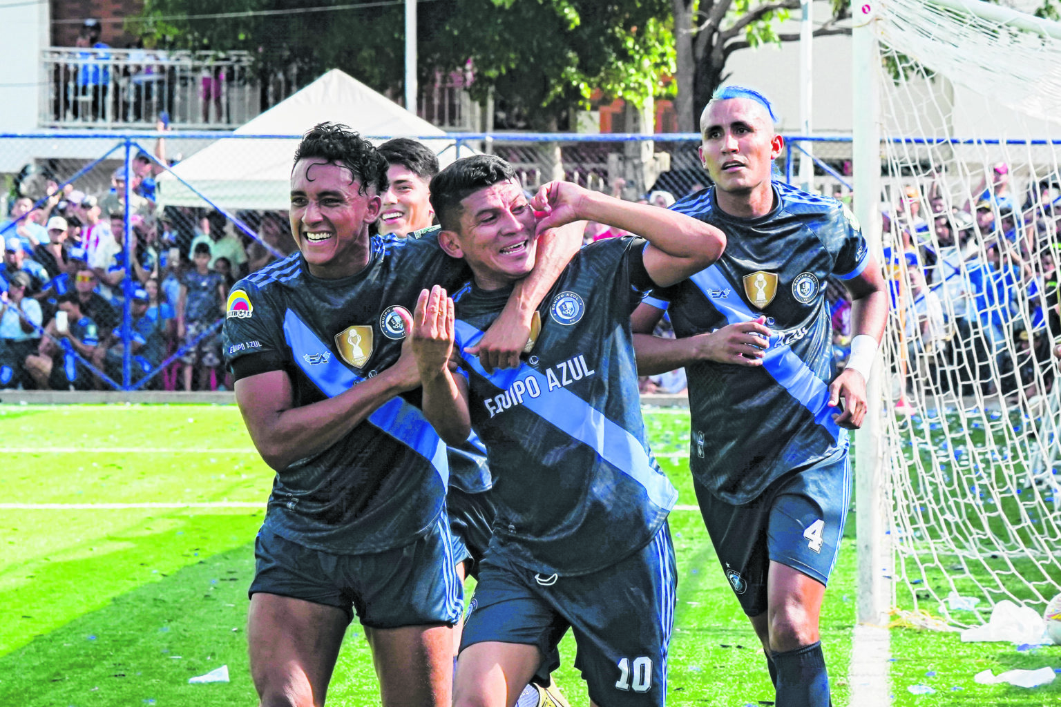 El Equipo Azul tocó la gloria y es bicampeón | Semanario La Calle